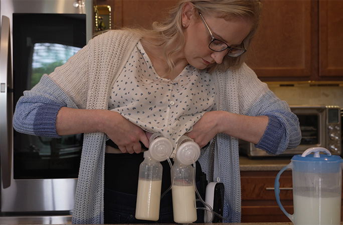 アメリカのおかあさん 1,600リットルの母乳を寄付してギネス世界記録達成 | ギネス世界記録