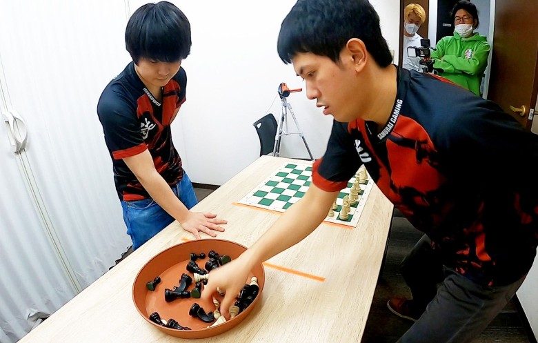 Fastest time to arrange a chess set (team of two) | ギネス世界記録