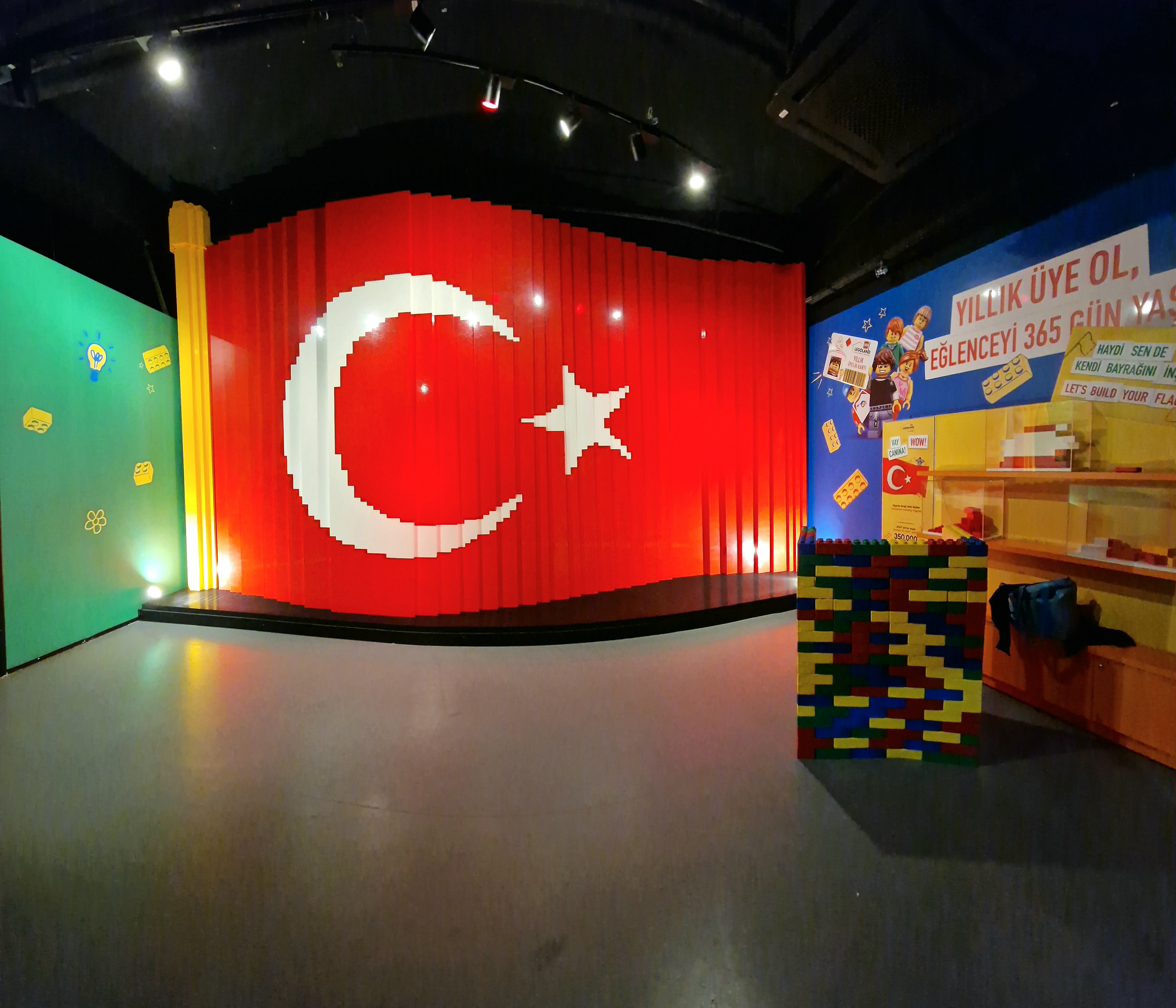 Largest LEGO® brick flag | ギネス世界記録