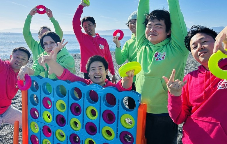 Fastest time to complete a giant Connect Four board (team of eight ...
