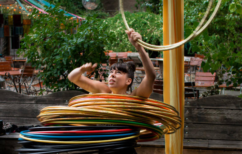 Most hula-hoops spun simultaneously on multiple-body parts | ギネス世界記録