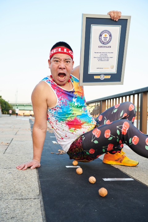 Most walnuts crushed by sitting down in one minute | ギネス世界記録