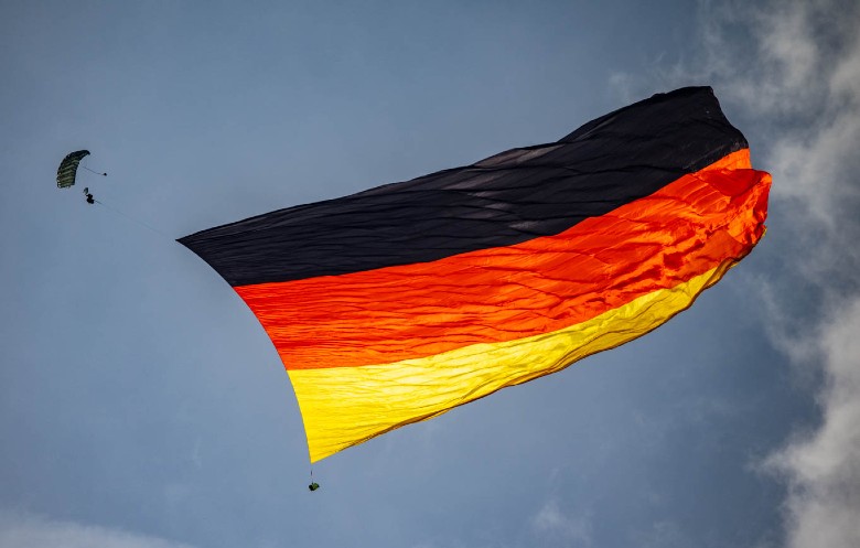 Largest flag flown while skydiving (parachute jump) | ギネス世界記録
