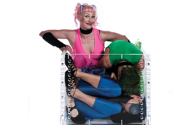 Three contortionists in a box - duration | ギネス世界記録